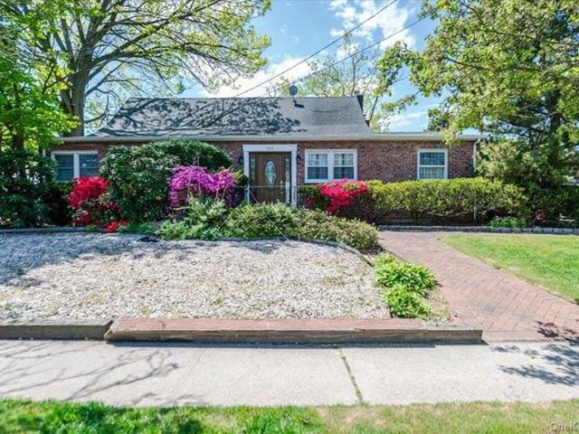 593 Pearl St, Oceanside, NY 11572