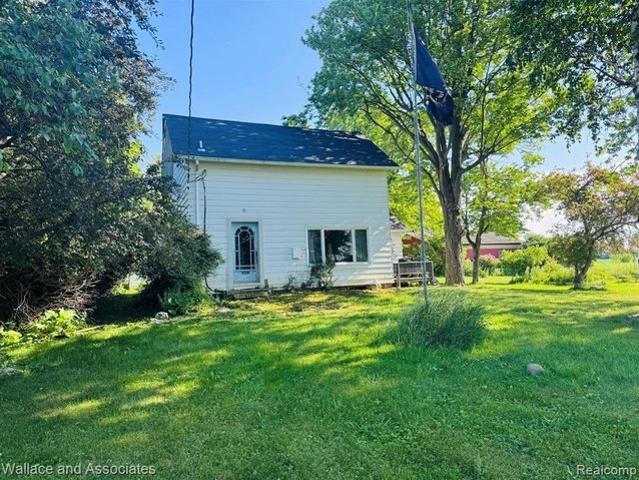 5949 Roach Rd, Croswell, MI 48422