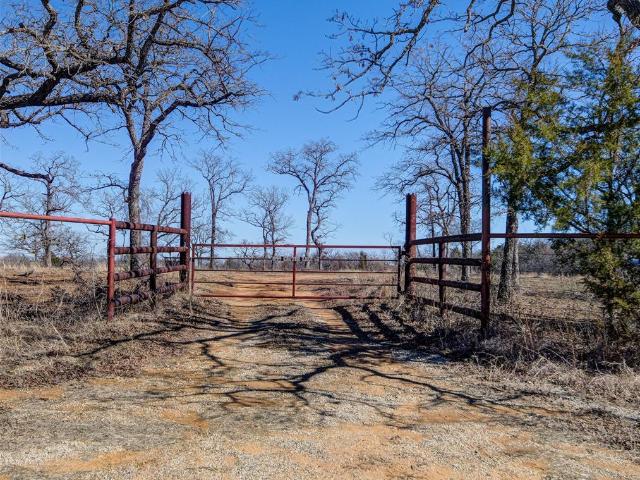 594 Carter Lake Dr, Bowie, TX 76230 | MLS #21180