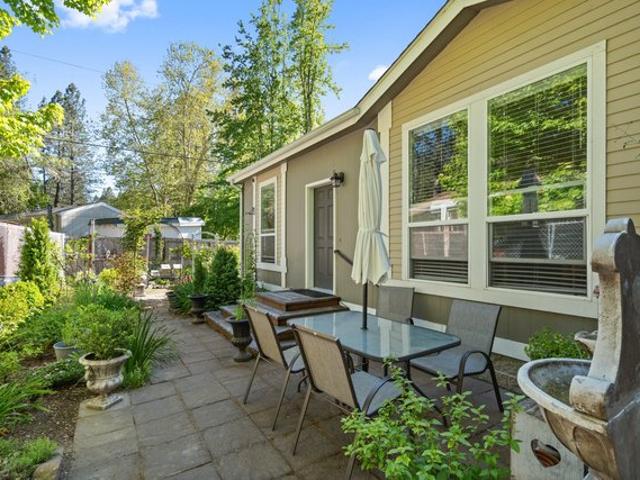 594 Detrick Dr Spc 2, Grants Pass, OR 97527