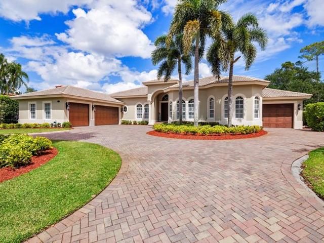594 N Country Club Dr, Atlantis, FL 33462