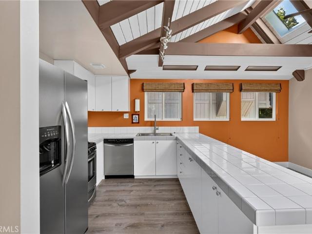 594 W Victoria Court