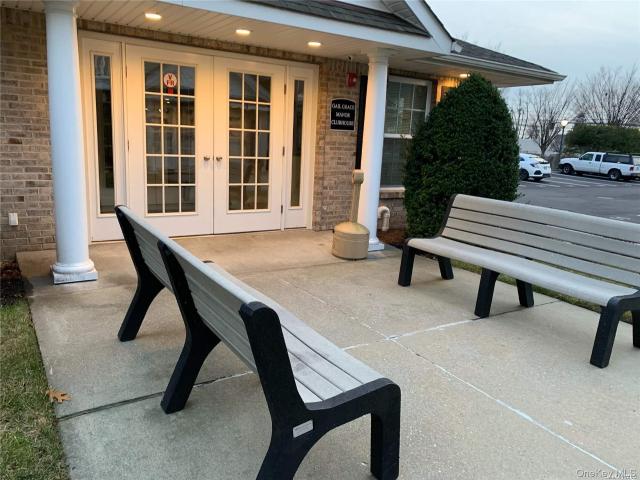 594 W Montauk Highway