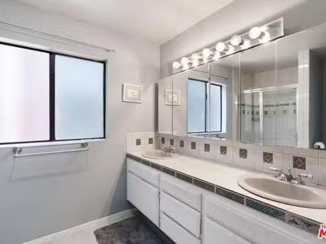 59551384 15325 Magnolia Blvd #305