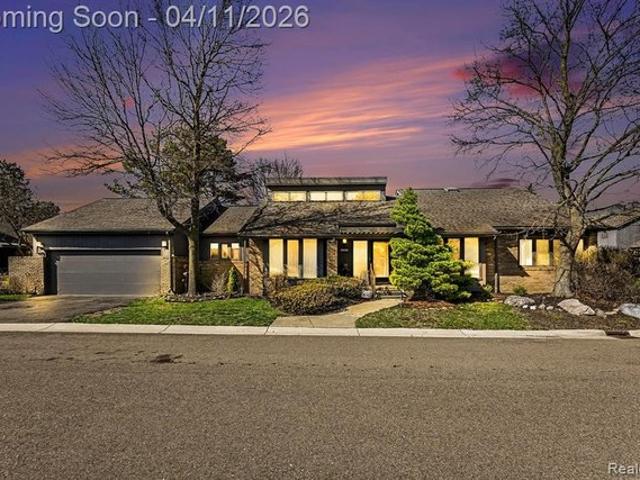 5950 Pinetree Dr, West Bloomfield Township, MI 48322