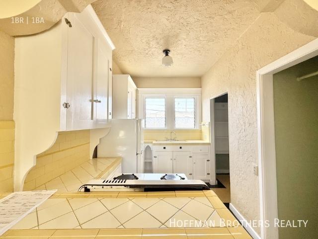 5953 1/2 Barton Ave Los Angeles, CA 90038