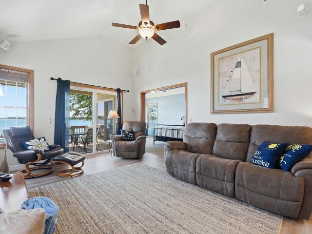 595 Lane 101 Hamilton Lake