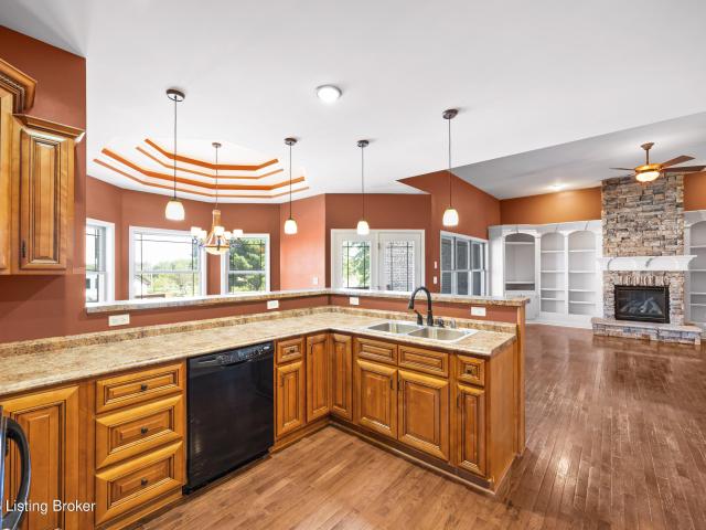 596 Meadowcrest Dr
