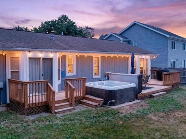 597 S Winding Dr, Waterford Township, MI 48328