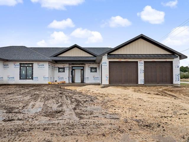 598 Lakeshore Dr SW, Dyersville, IA 52040