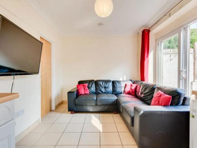 £598 p/w £2,591 pcm