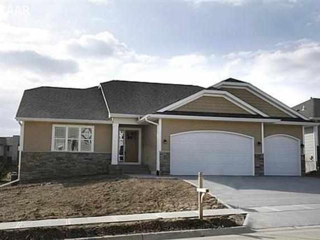 59 Whitechapel Dr, Iowa City, IA 52245