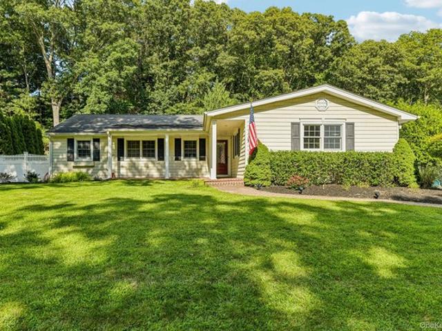59 Derby Pl, Smithtown, NY 11787