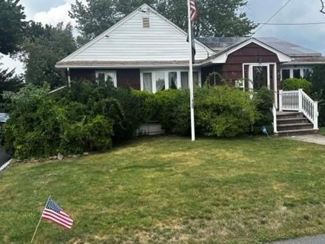 59 Farmers Ave, Lindenhurst, NY 11757