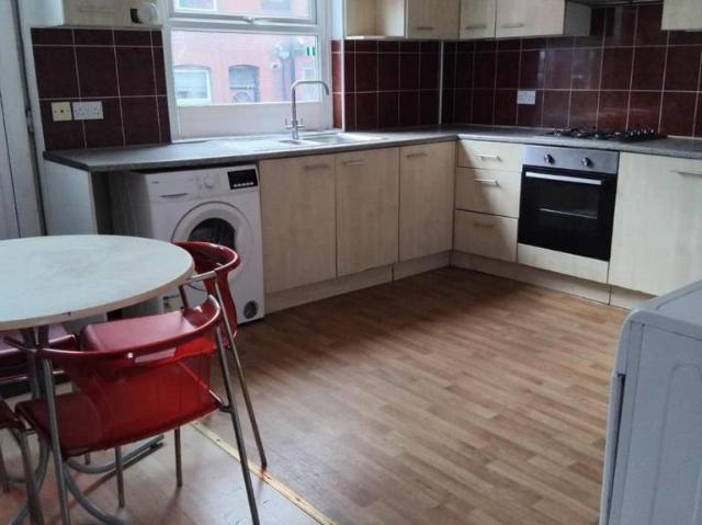 59 Harold Grove Hyde Park Leeds 4 bed house to rent £1,820 pcm £420 pw