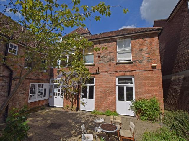 59 High Street, Alton, Hampshire GU34, 1 bed flat to rent, £1,100 pcm | PrimeLocation
