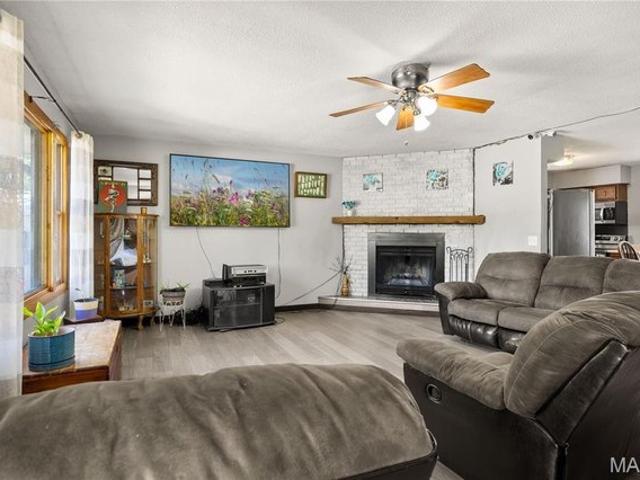 59 Oak Hill Rd, Eldon, MO 65026