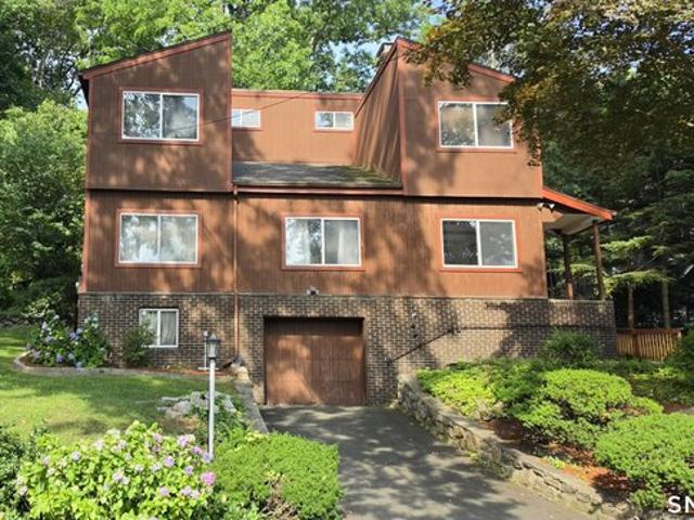 59 S Lake Shore Dr, Brookfield, CT 06804
