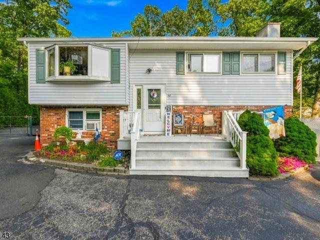 59 Shawnee Rd, Hopatcong, NJ 07843