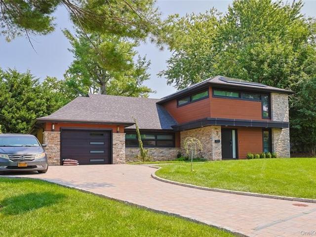 5 Market Ln, Great Neck, NY 11020