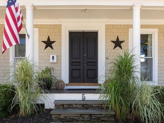 5 Mayflower St, Plymouth, MA 02360