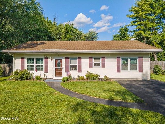 5 Memory Ln, Schenectady, NY 12304
