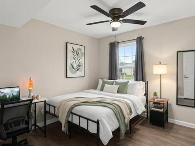 5 min walk to Bus Stop + Tons of Offstreet Parking All Inclusive Utilities • 1Gig Fiber WiFi • Kitchen with Brand New Appliances Top Rated Dallas Host