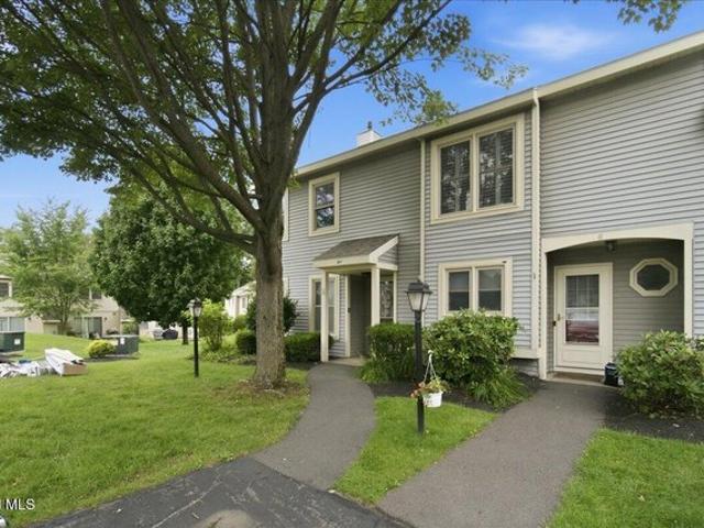5 Minuteman Ct, Halfmoon, NY 12065