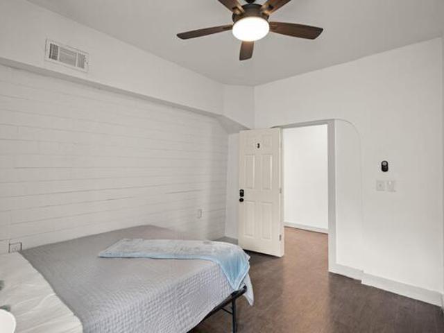 5 minutes drive to Downtown Houston, TX & Texas Medical Center. Walkable 2nd Ward House. Has in unit shared washer & dryer