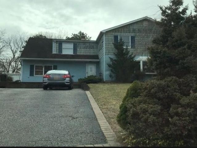 5 Norway Pine Dr, Medford, NY 11763