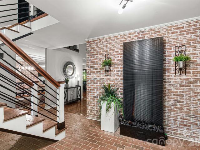 5 Oak Leaf Road
