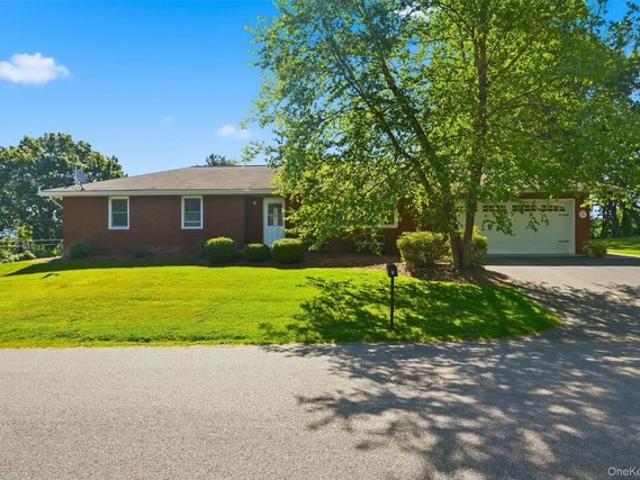 5 Oak Ridge Dr, New Windsor, NY 12553