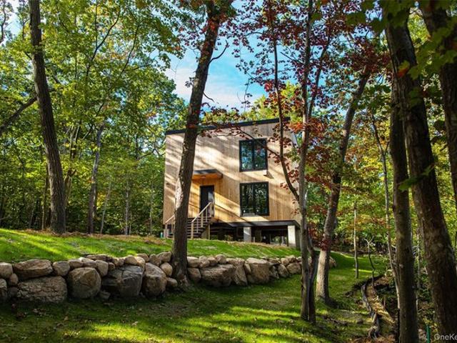 5 Oakwood Dr, Wading River, NY 11792