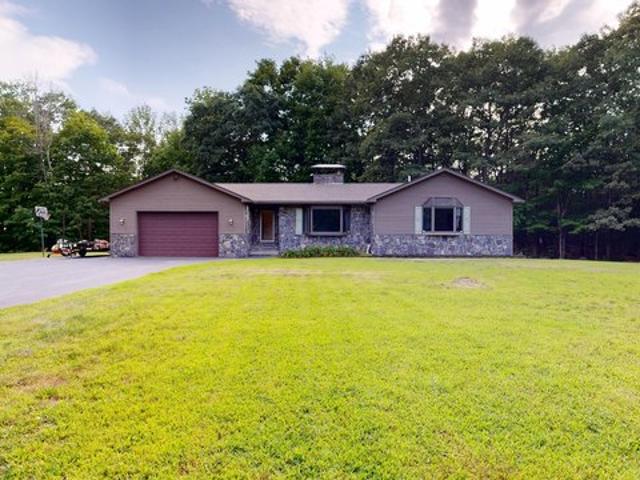 5 Acorn Ln, Lewiston, ME 04240
