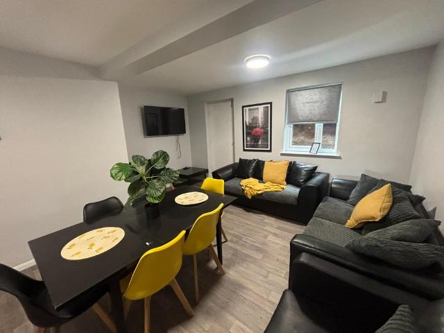 5 Albert Square, Church Street. 8 bed house to rent £3,640 pcm £840 pw