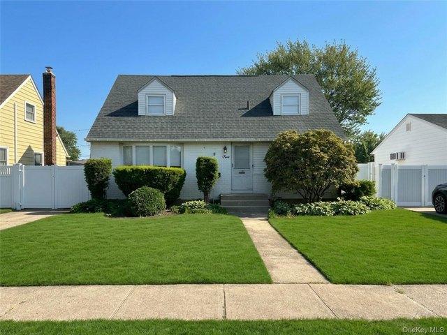 5 Amby Ave, Plainview, NY 11803