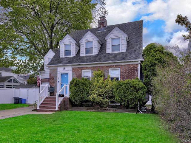 5 Argyle Rd, Merrick, NY 11566 | MLS #989582 | Compass