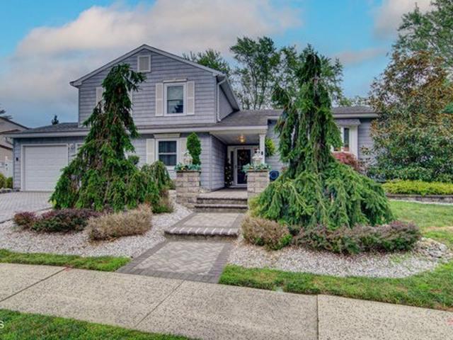 5 Bugle Ct, Howell, NJ 07731