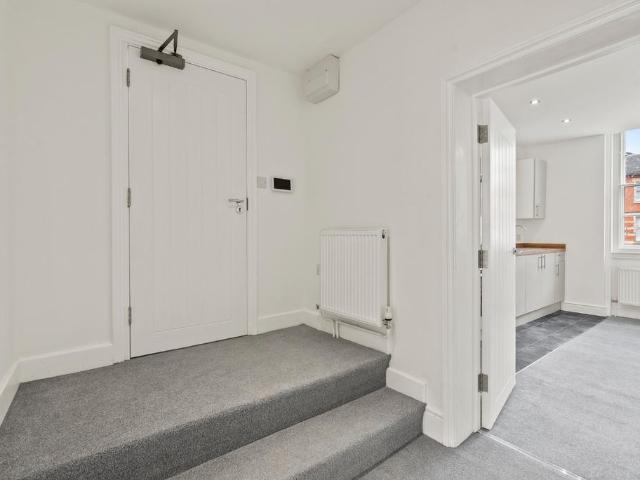 5 Bull Ring, Worcester. 2 bed flat to rent £1,025 pcm £237 pw