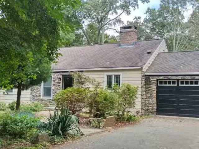 5 Bates Ln, Chester, CT 06412