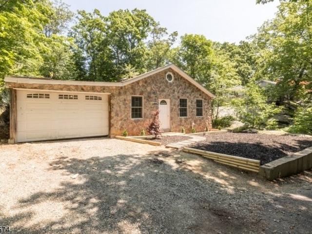 5 Bear Pond Trl, Hopatcong, NJ 07821