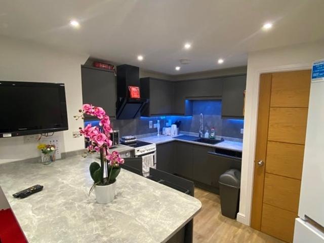 5 Bed/5 En suites/Professional House/Parking/HMO/