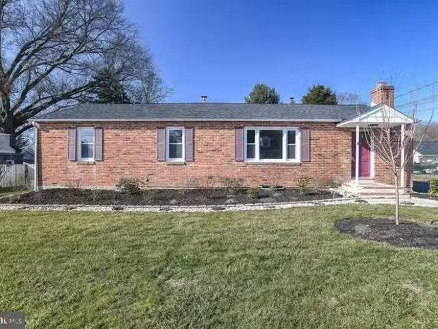 5 Bed, 2 Full Bath, 2 Full Size Kitchen House Available for Re.