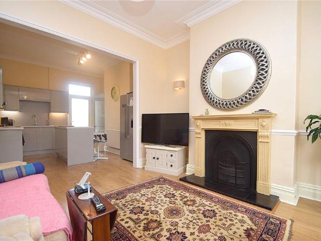 5 bed terraced house to rent in Prospect Road, Scarborough, YO12