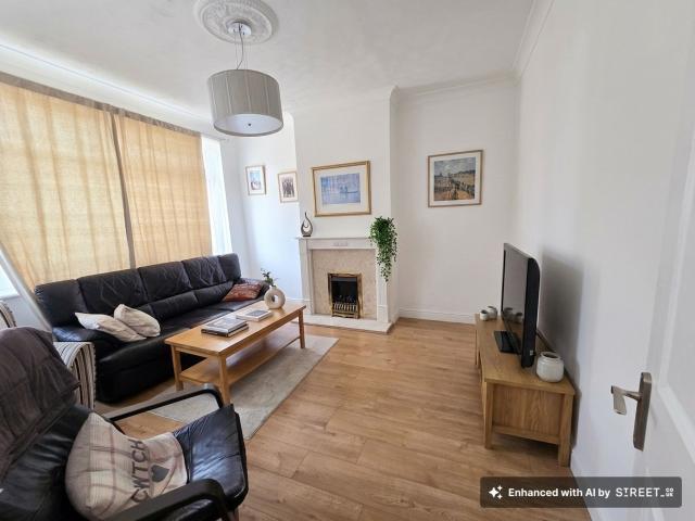 5 bed terraced house to rent in Stockport Road, London, SW16