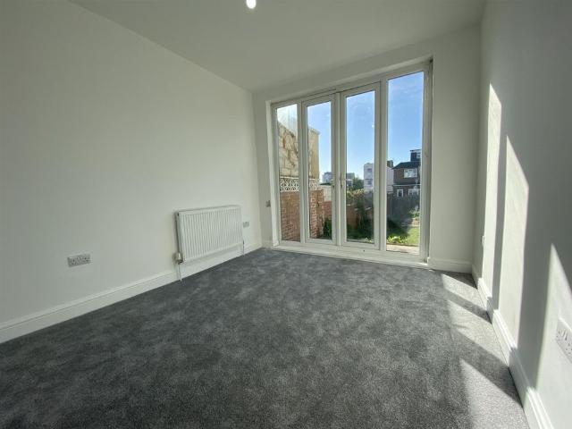 5 bed terraced house to rent in Wakemans Hill Avenue, London, NW9
