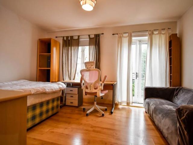 5 Bed Terraced House, Ferry St, E14