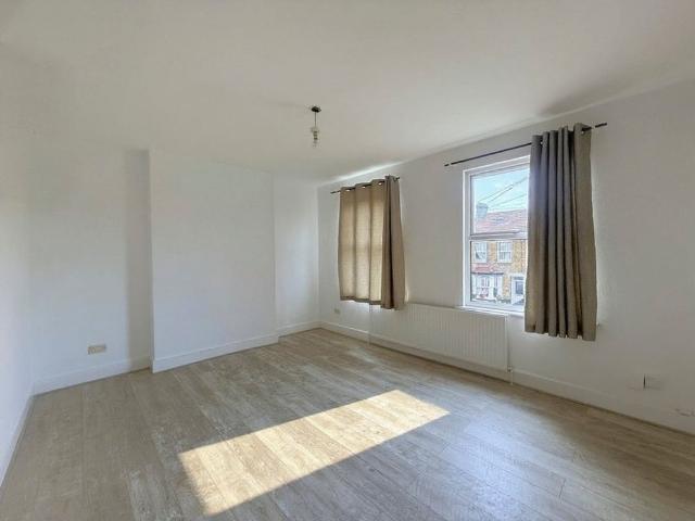 5 Bed Terraced House, Park Road, TW3