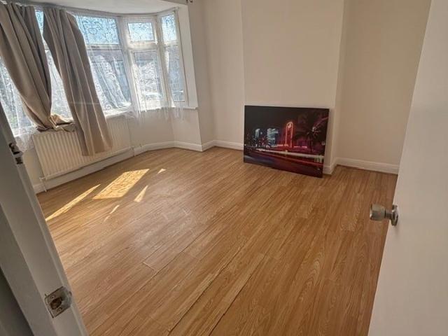 5 Bed Terraced House, Pembroke Road, N13