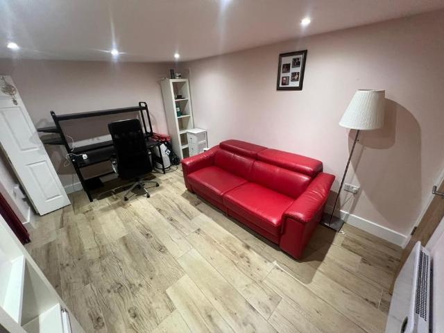 5 Bed Terraced House, Sherwood Gardens, IG11